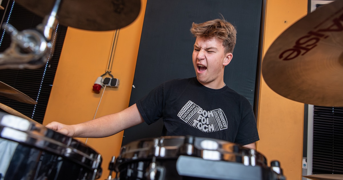 Wouter (17) zoekt muzikanten voor boerenrockband: ‘Spelen in tenten en schik maken’ | Apeldoorn ...