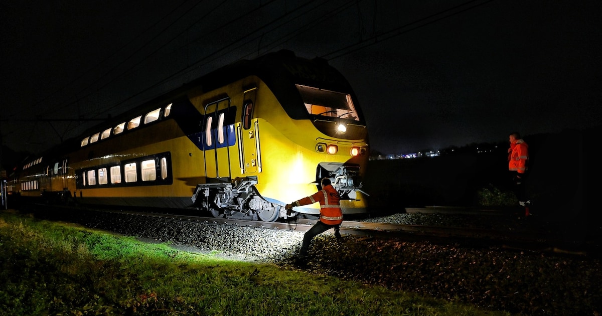 Trein ramt in volle vaart auto met vrouw en baby, die komen er ...