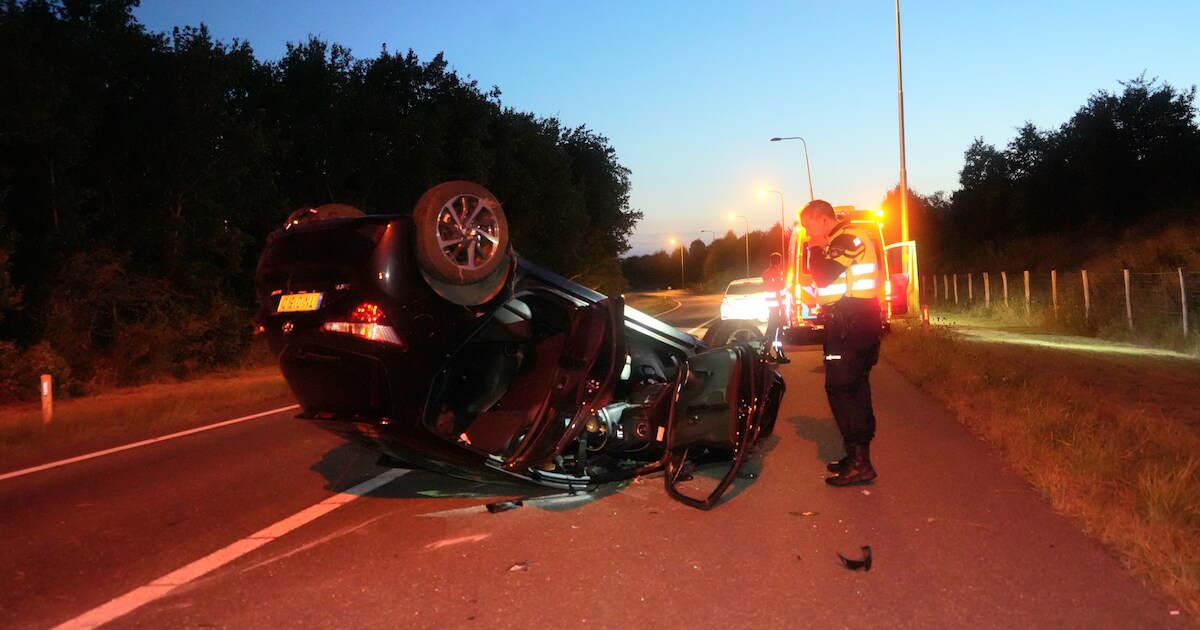 Auto over de kop geslagen op A28 bij Hoogeveen - Oozo.nl