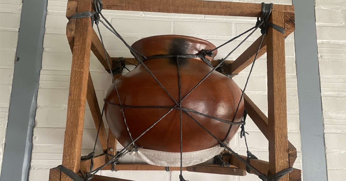 Wie weet er meer over deze bijzondere ‘verpakte pot’ uit de inboedel ...