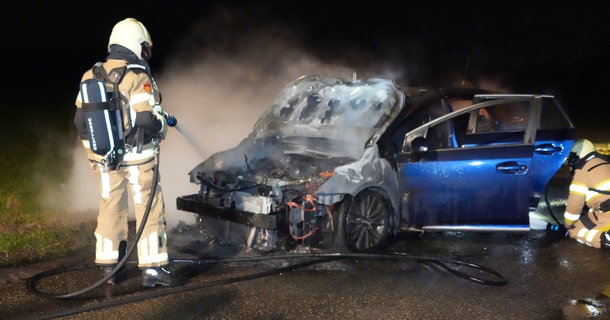 Auto vliegt spontaan in brand tijdens het rijden in Dedemsvaart ...