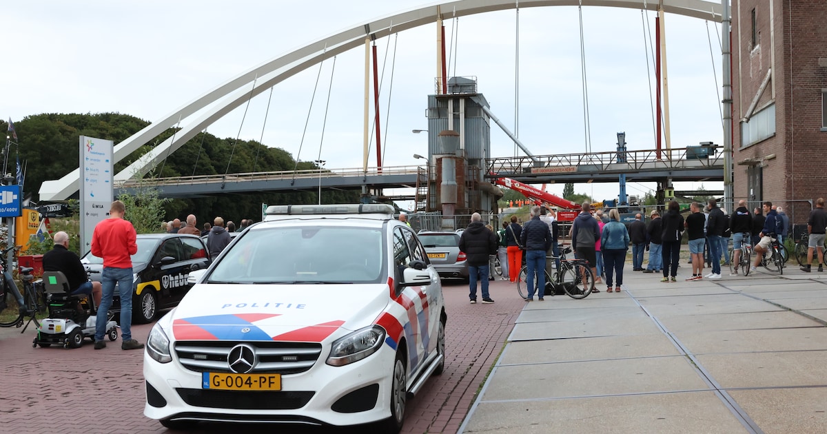 Kraanmachinist valt onhandig en raakt gewond op bouwplaats van brug in ...