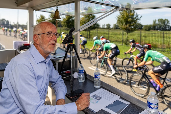 Gerrit Knol zwemt tegen de stroom in: terwijl wielrennen overal ...