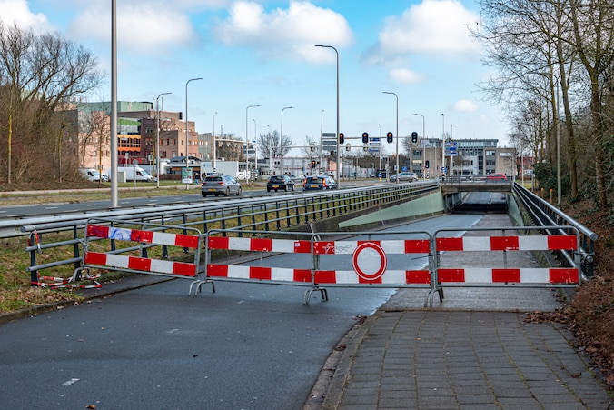 Deze fietstunnel in Zwolle is al dagen dicht na een uitzonderlijk ...