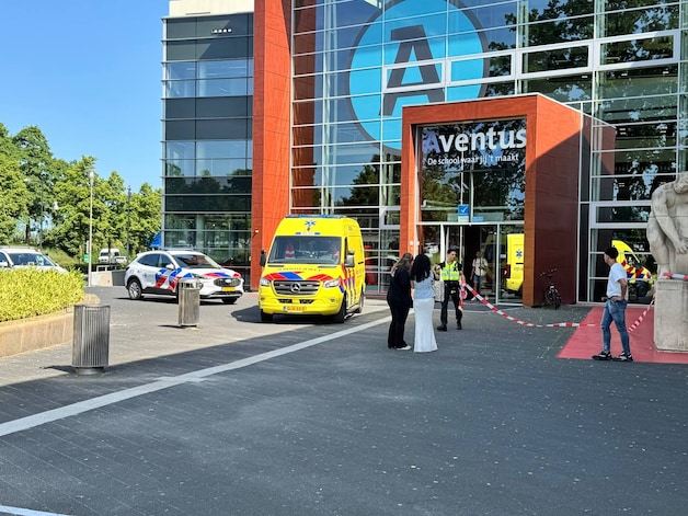 Student gewond bij steekincident voor ingang van school in Apeldoorn ...