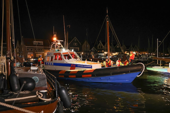 Haven van Urk staat vol hulpverleners voor twee vermiste zwemmers: ze ...