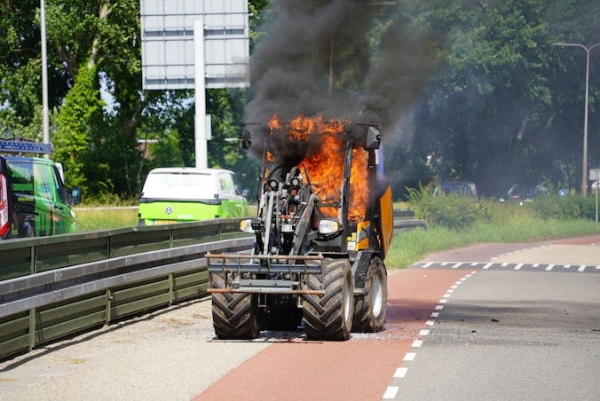 Shovel vliegt in brand langs N331 bij Hasselt | Regio | De Stentor.nl