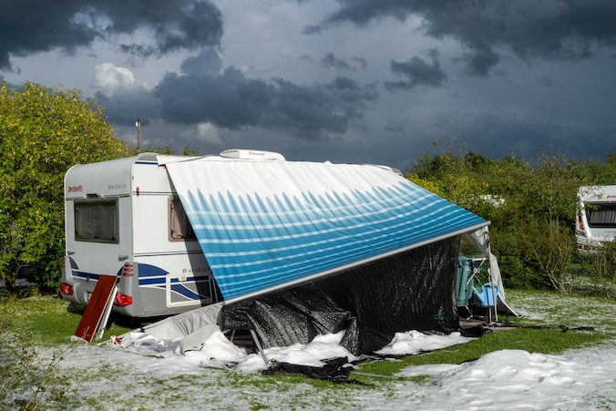 Enorme hagelbui richt ravage aan op camping in Raamsdonk: ‘Ik zag de ...