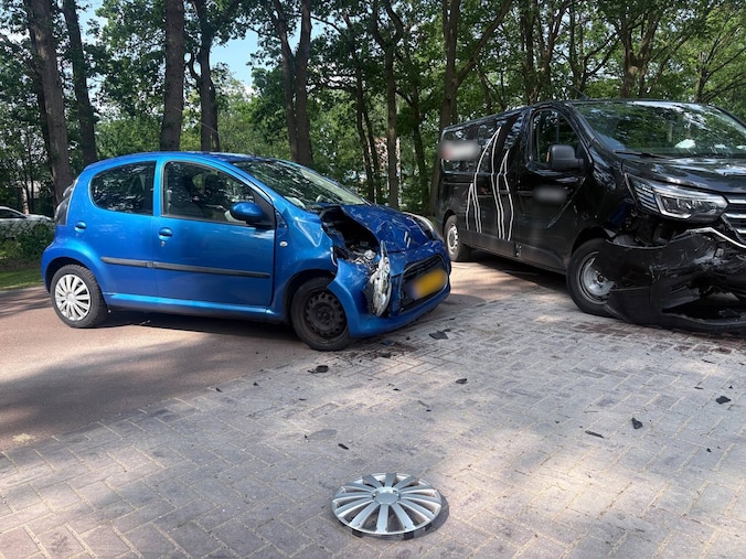 Auto en bestelbus klappen op elkaar bij Camping De Kleine Wolf in ...