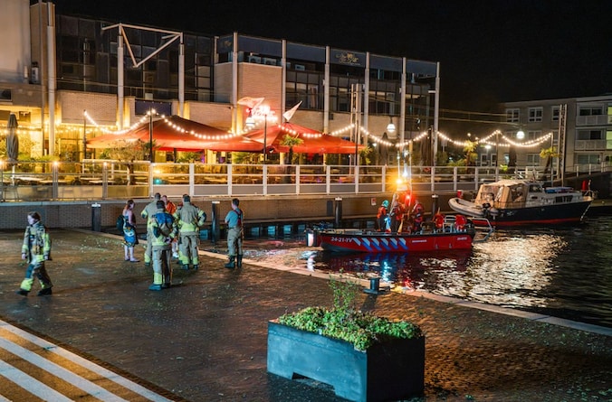Twee mensen gered van eilandje bij Zeewolde nadat hun bootje wegwaait ...