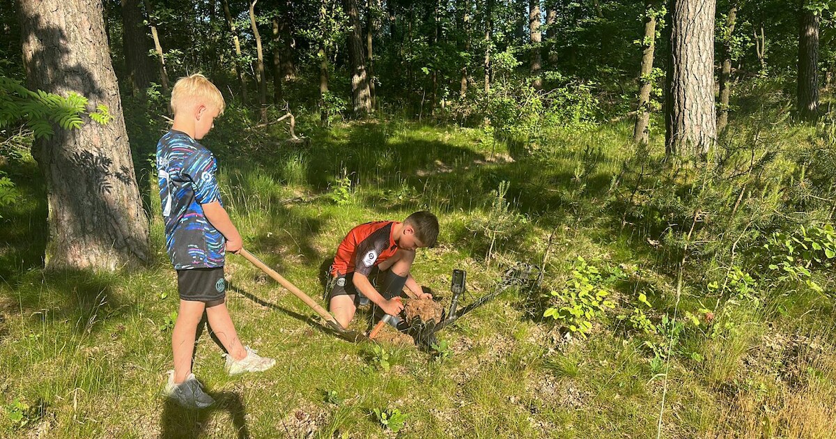 Dax (9) en Boet (8) vinden ‘gevaarlijke’ flakgranaat: ‘Kan nog zomaar ...