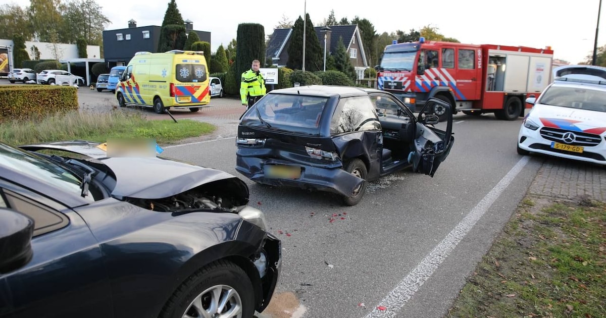 Twee auto’s botsen hard in Wenum Wiesel, brandweer moet deur losknippen ...