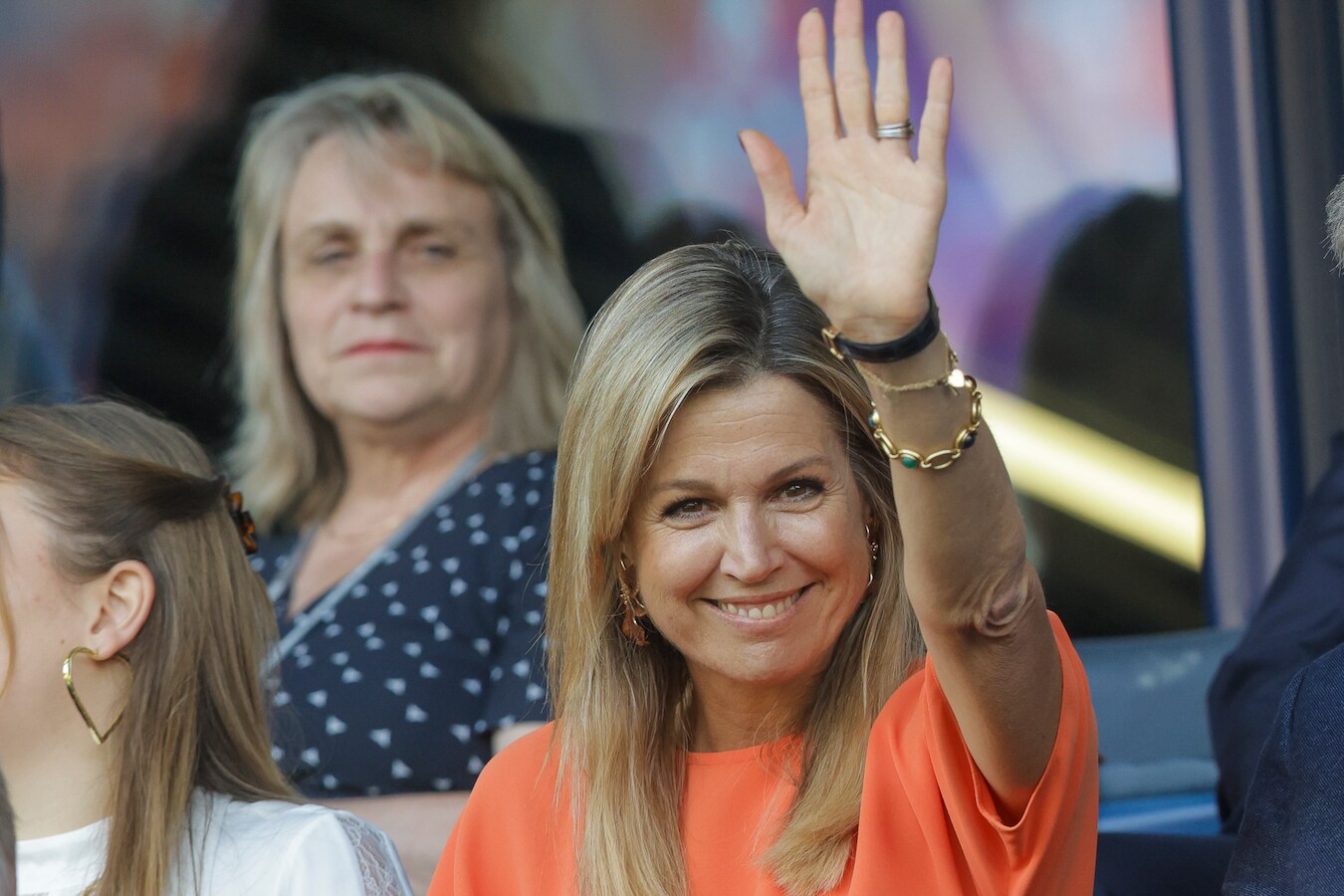 Koningin Máxima en prinses Ariane moedigen Oranje Leeuwinnen aan in ...