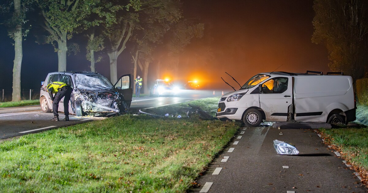 Twee zwaargewonden bij frontale botsing tussen busje en auto op N332 bij Raalte | 112 nieuws ...
