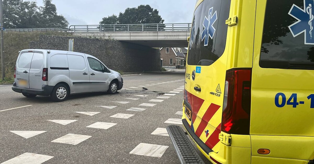 Botsing tussen bestelbus en auto in Ane | Hardenberg | De Stentor.nl