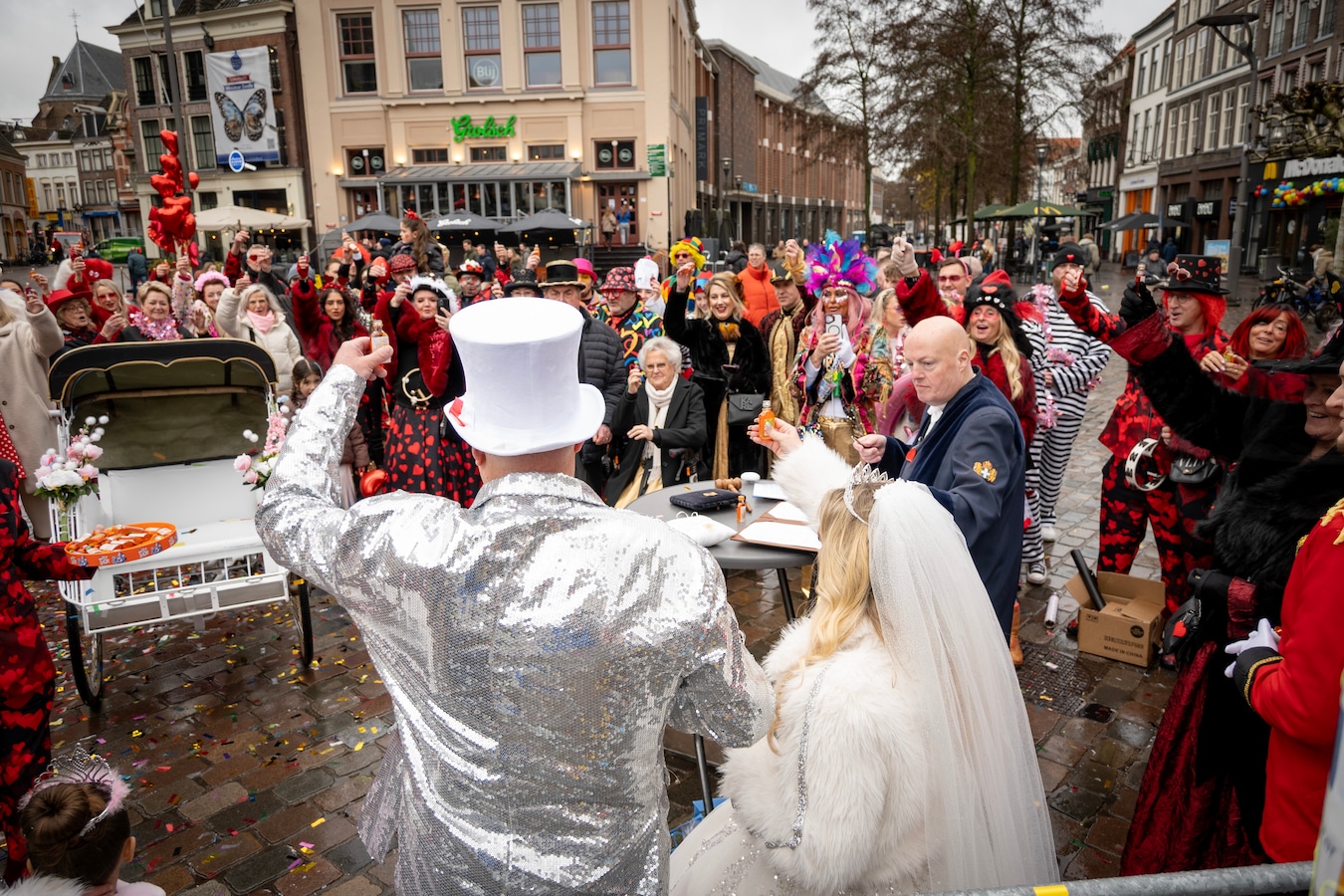 Bruidskleding tussen de carnavalspakken: Rita en Patrick zeggen ‘ja’ op ...