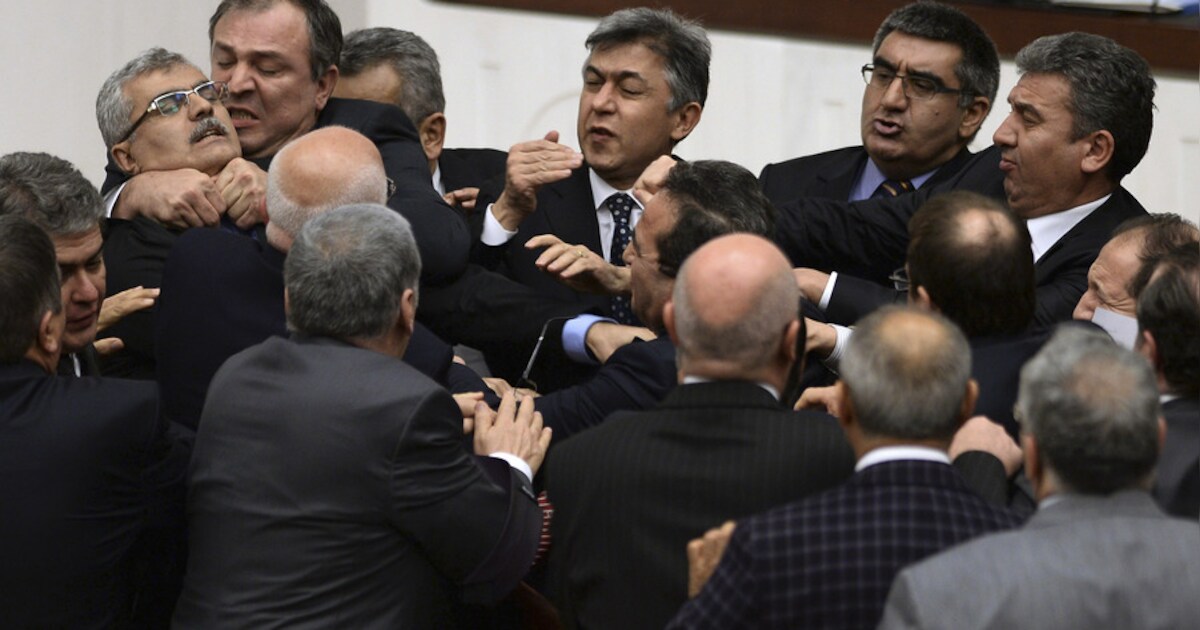 Gebroken neus oppositielid na debat omstreden Turkse wet | Buitenland ...