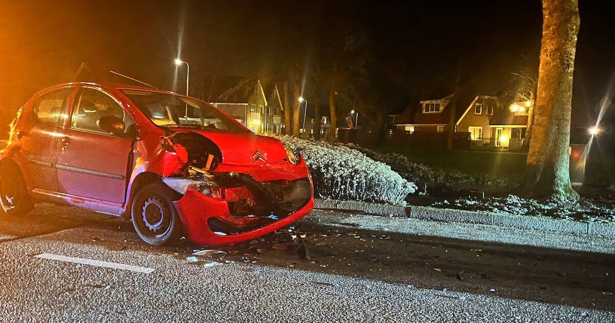 Frontale botsing in Dedemsvaart: beide bestuurders naar het ziekenhuis ...