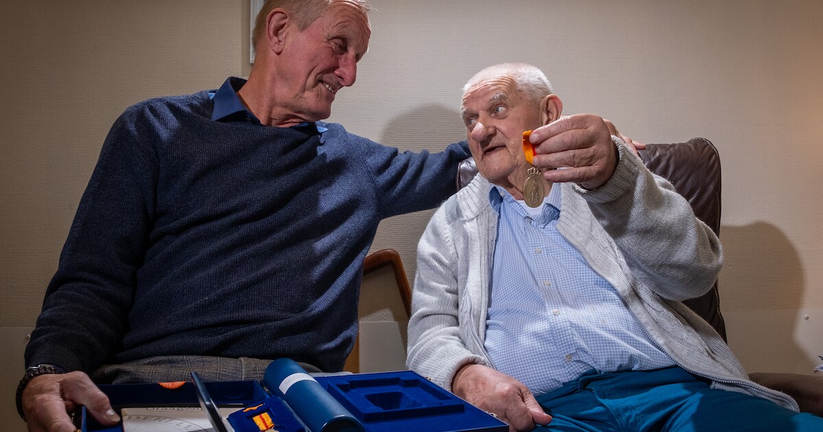 ‘Help, mama is nog binnen!’ Ben (74) waagt zijn leven tijdens brand in ...