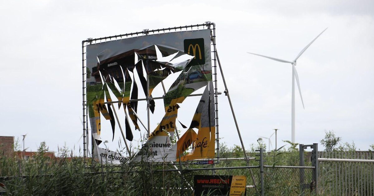 Na protest over nieuwe McDonald’s wordt dit doek vernield: ‘Een koekje ...