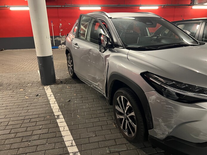 Parkeerfout bij Deventer Ziekenhuis: auto raakt paal, muur en andere ...