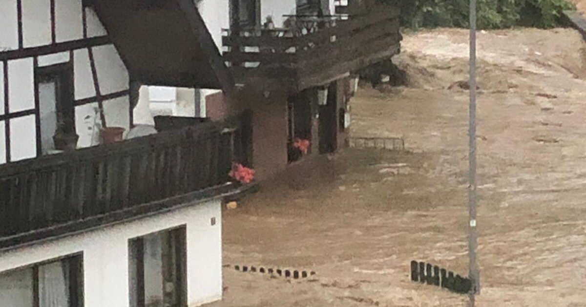 Kolkende rivier verwoest levenswerk van Nederlands B&B-stel in de ...