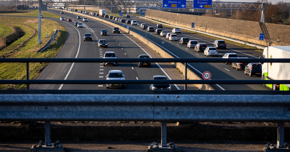 Woede bij politie na bekogeling motoragenten vanaf viaduct A35 ...