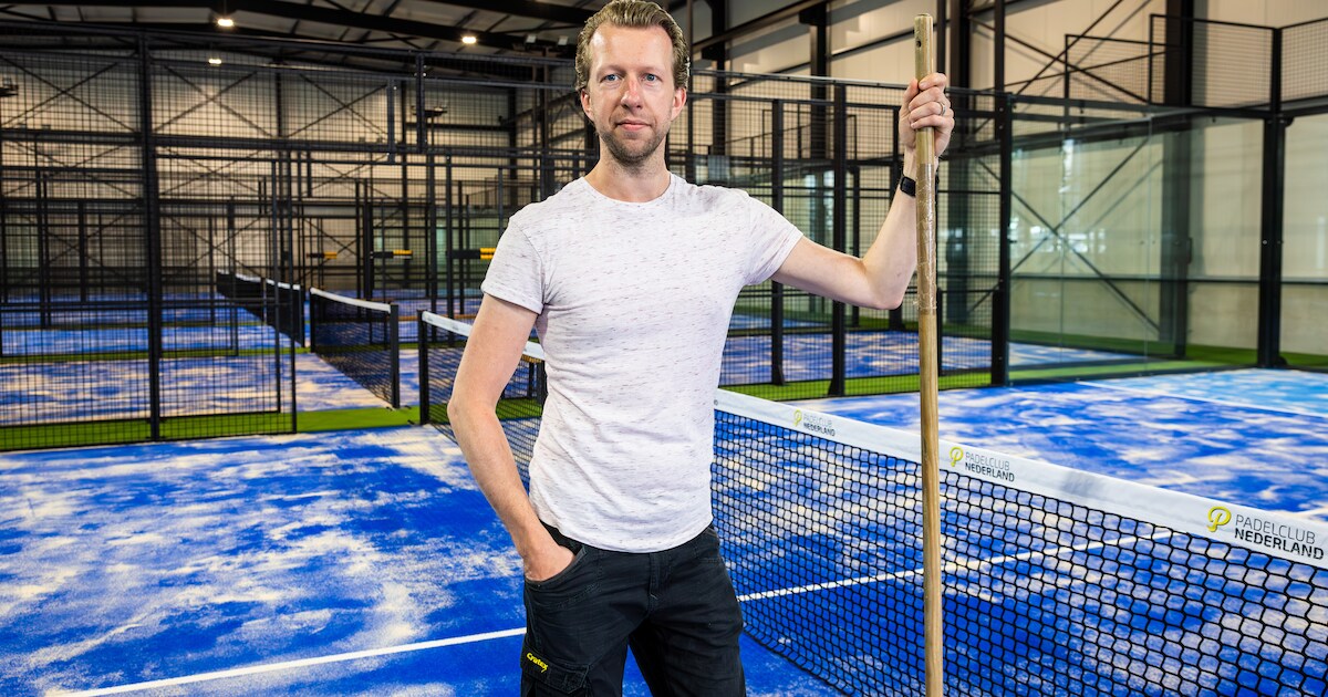 Padel is hier verboden, maar fitness niet. Dus bedenkt Mack een slimme truc: ‘Nu past het wél ...