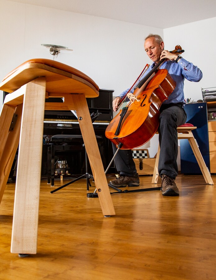 Simon Kok uit Deventer bouwt violen, cello's en het eerste opvouwbare ...
