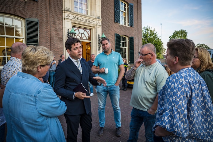 Volle tribune bij politieke vergadering Heerde: eerste stap in ...