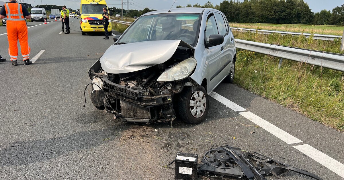 Auto flink in de kreukels na ongeluk op A50 bij Apeldoorn Noord | 112 ...