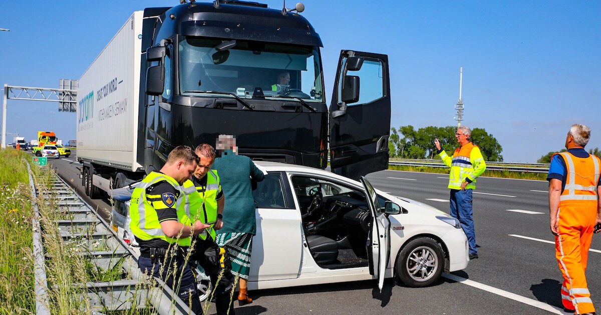 Auto tientallen meters ‘meegesleurd’ door vrachtwagen op A1 bij Deventer | Deventer | De Stentor.nl