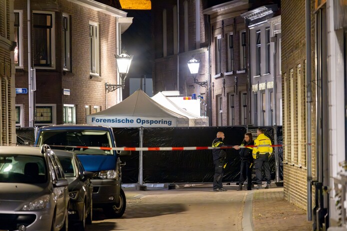 Dode aangetroffen in woning in binnenstad van Kampen, straat voorlopig afgesloten | Dood Maas ...