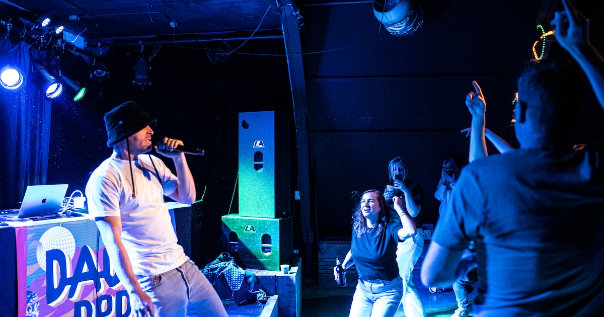 Dauwpop verrast honderd bezoekers met geheime show rapper Sticks ...