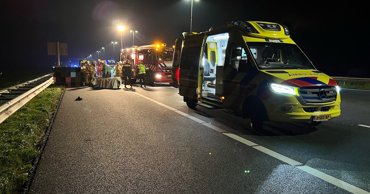 Auto knalt hard tegen vangrail na aanrijding op A1 bij Wilp, brandweer moet bestuurder uit wrak ...