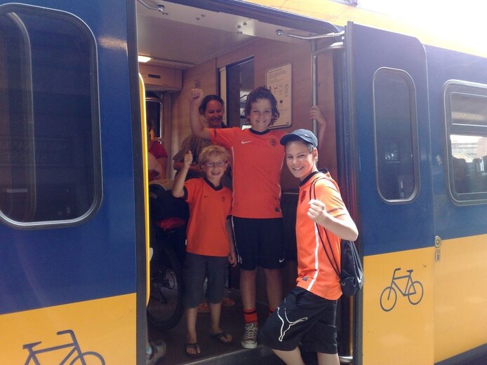 Deventer Oranjefans op weg naar Amsterdam | Deventer | destentor.nl