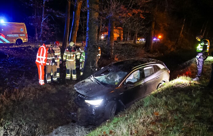Man (20) belandt met auto in greppel Apeldoorn, gewond naar ziekenhuis ...