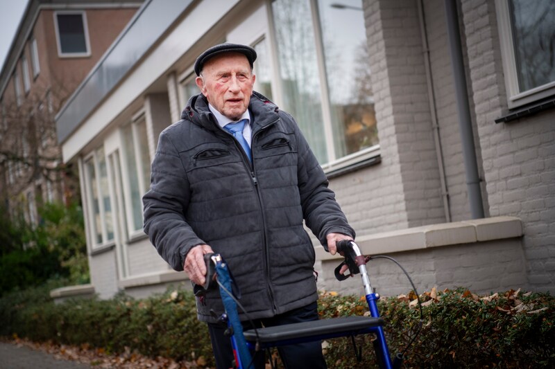 Henk (89) collecteert als een heer, en een rollator remt hem niet af ...