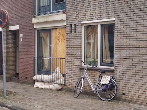 Verwarde man bedreigt bankmedewerker met ‘pistool’ en steelt ...