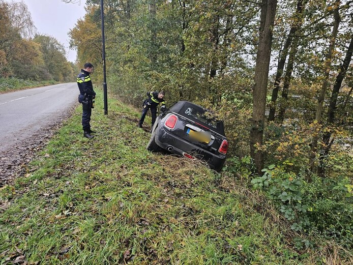 Auto belandt tegen boom bij Apeldoorn, maar de bestuurder is nergens te ...