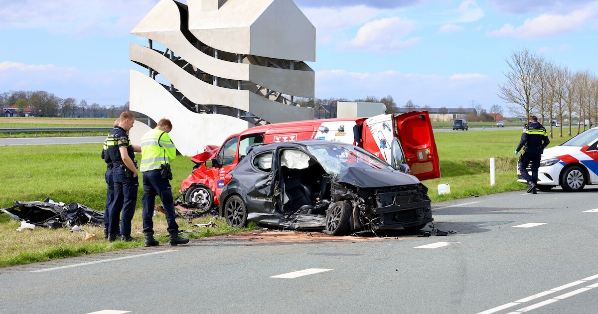 Drie gewonden bij botsing tussen auto en bestelbus bij Ens: politie zoekt ‘mogelijk derde ...