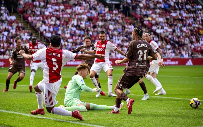 Ajax komt dankzij Wout Weghorst goed weg tegen brutaal Telstar: 'Duidelijk dat het beter moet ...