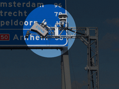 Nieuwe camera boven de A1 valt automobilisten op: hij flitst niet, maar ...