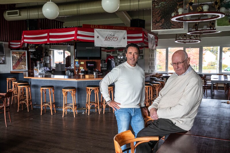 Hendrik Jan (76) heft in Nieuw-Zeeland het glas op deze voetbalclub uit ...