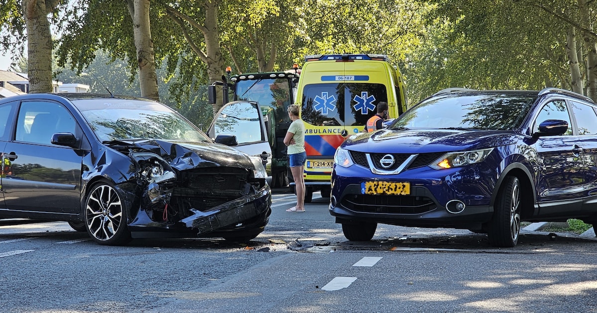 Auto’s botsen bij Elburg, een van de voertuigen raakt fietser: twee ...