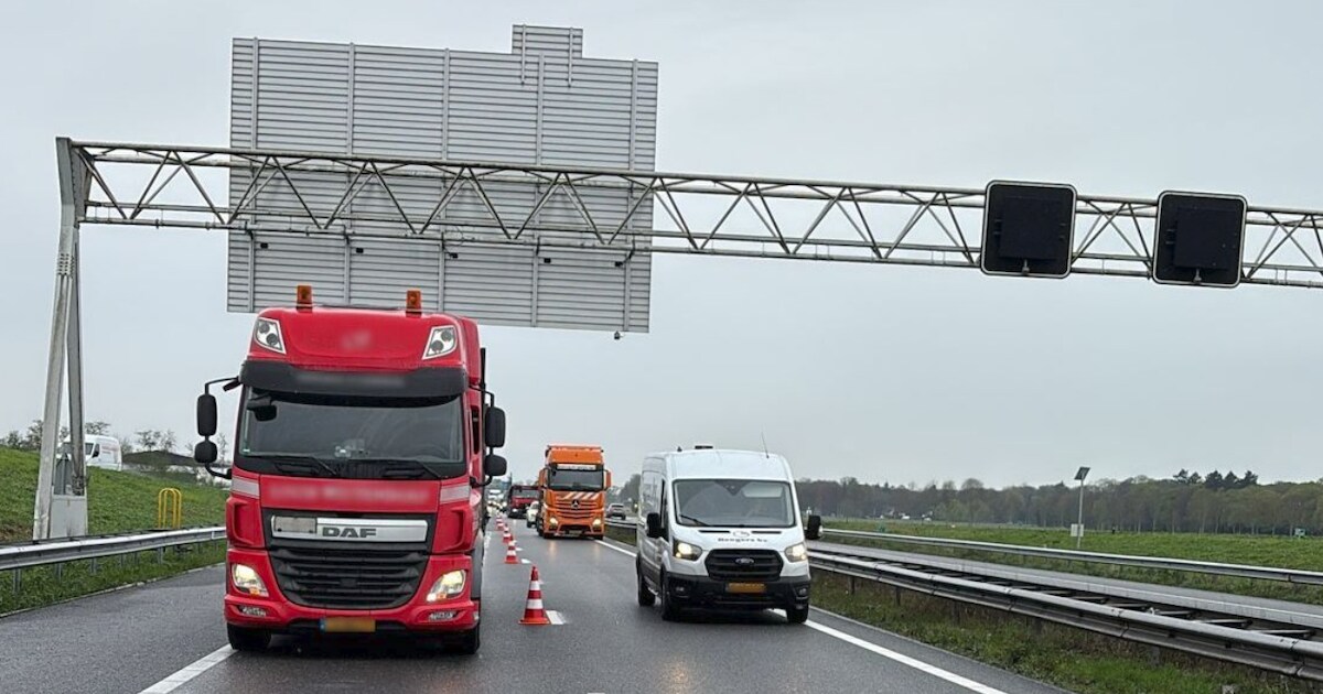 File op A28 bij Wezep door vrachtwagen met pech, flinke vertraging richting Zwolle - Oozo.nl