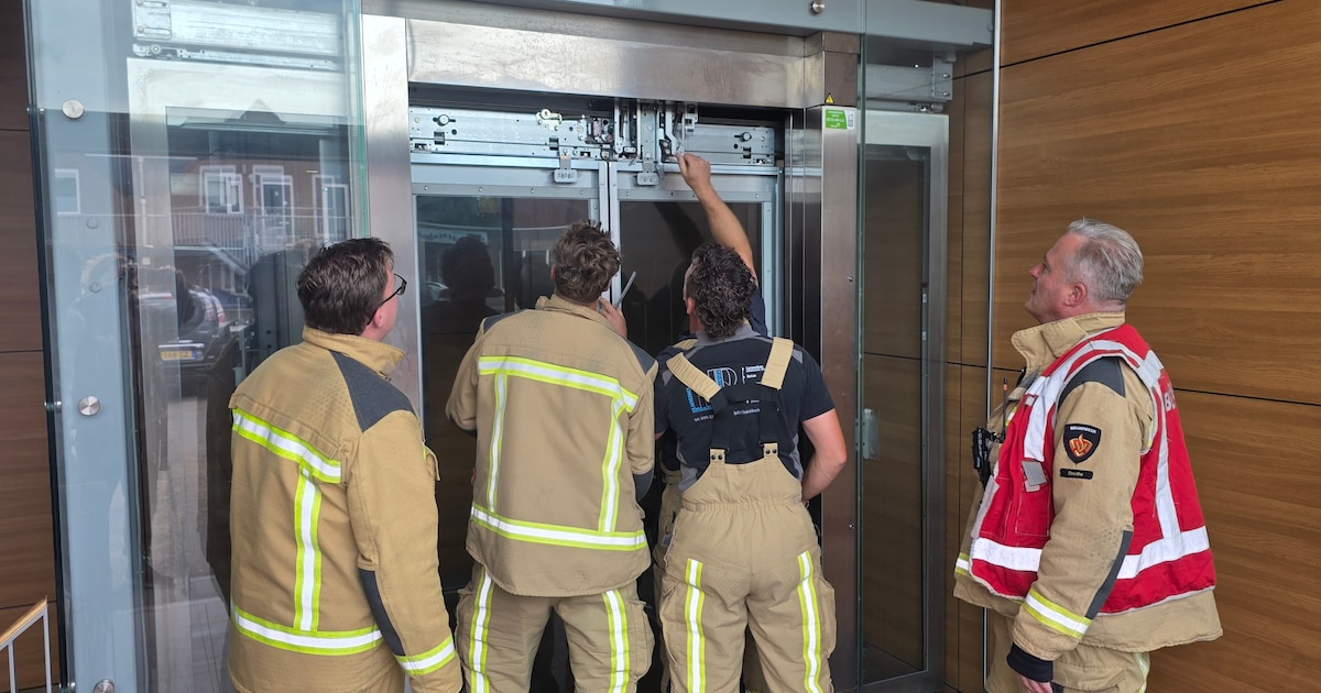 Brandweer redt persoon uit vastgelopen lift bij de Albert Heijn in ...