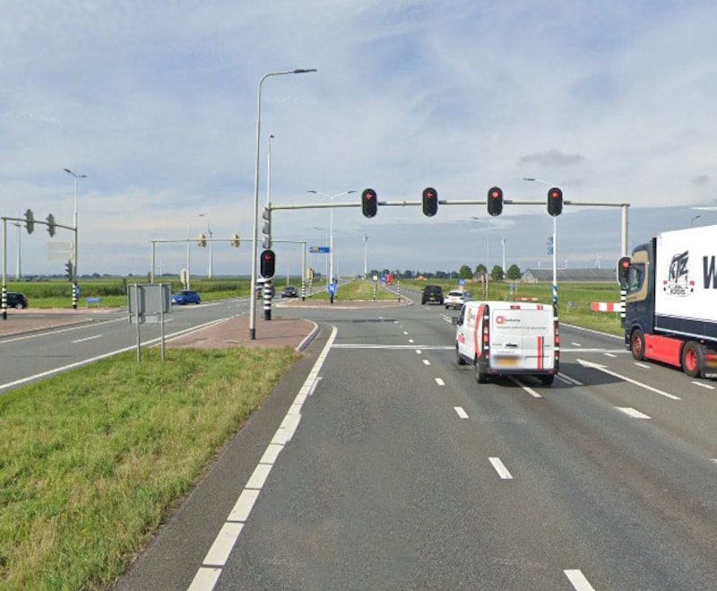 Op deze drukke kruising in de polder komt straks meer ruimte voor ...