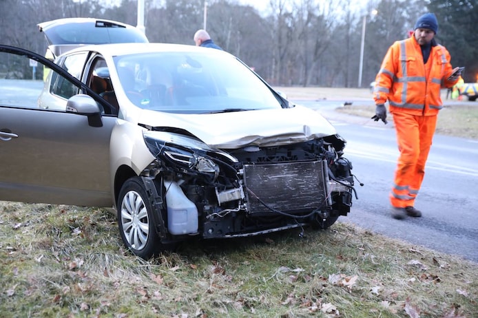 Auto’s in de prak en brokstukken op de weg na harde botsing op beruchte weg bij Ugchelen | 112 ...