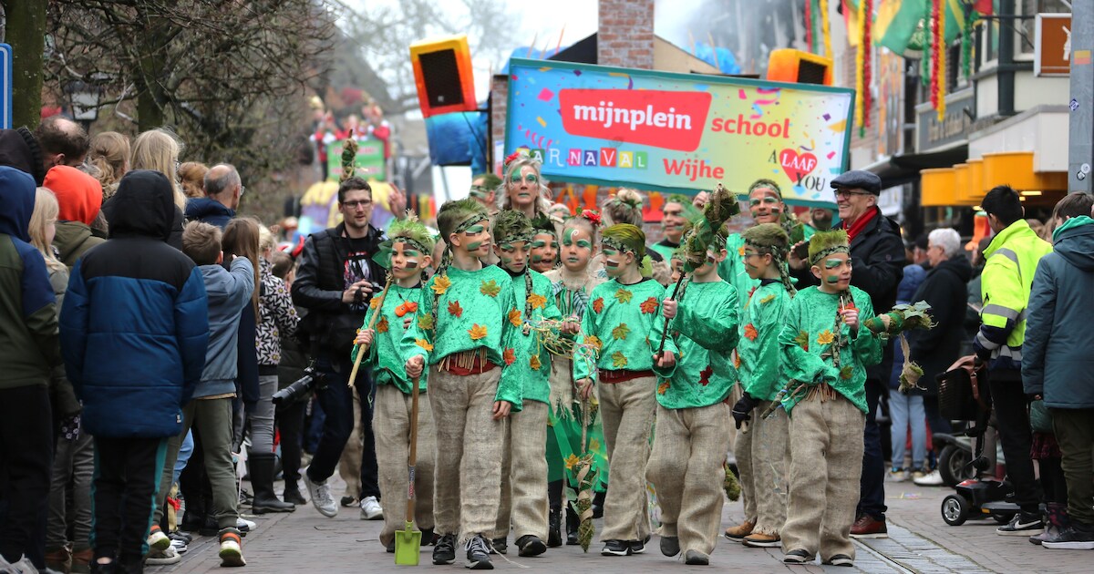 Wijhe loopt voorop: volle straten bij eerste carnavalsoptocht in ...